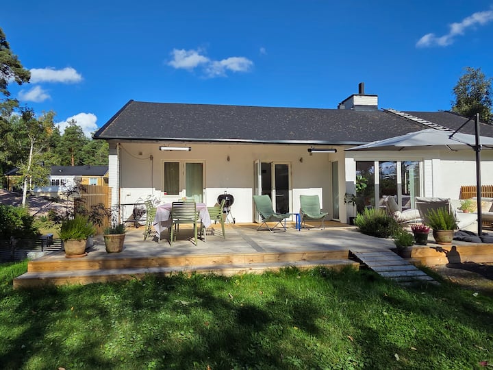 Villa I Täby - Privat Trädgård Och Stor Uteplats - Täby