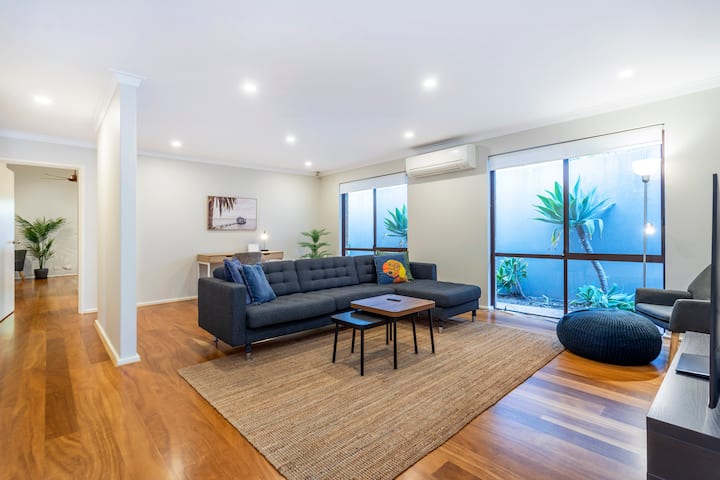 Entire House + King Bed + Walk To Cafés + Quiet - Claremont