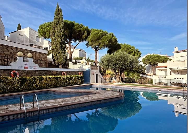 Appartement Calme Avec Terrasse, Piscine / Roses - Roses