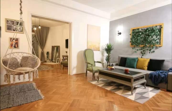 The Big | University Square | Old Town - Bukarest