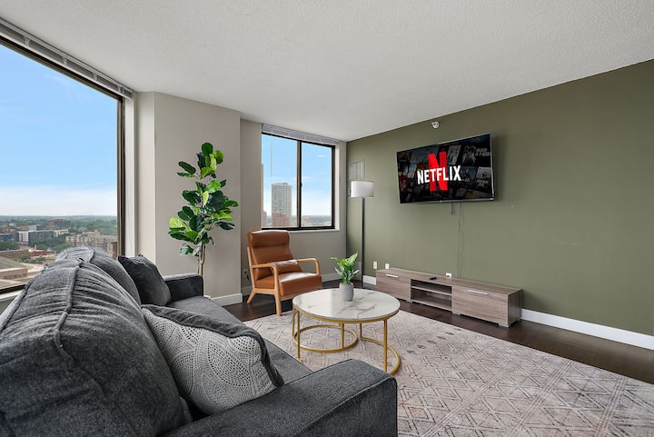 Highrise Downtown Condo W/ Views! Parking/pool/gym - Minneapolis, MN