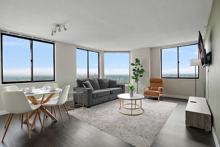 Downtown Apt. | Parking & Pool | 19th | Sleep 6 - Minneapolis, MN