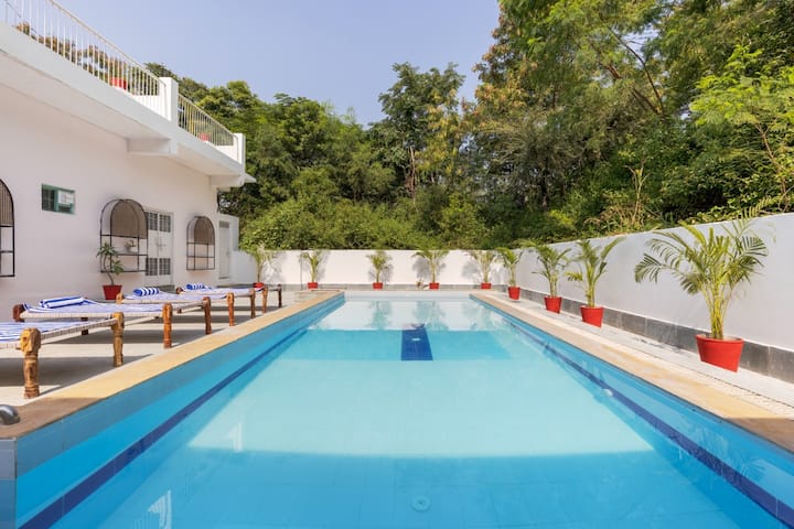 Kot Kehloor | Pool And Mountain Views - 우다이푸르