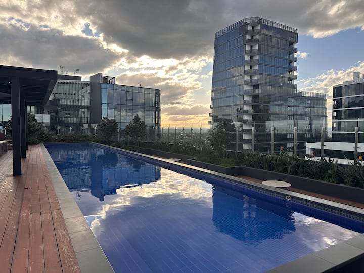 Luxury 2br Skyhome | Huge Balcony + Rooftop Pool - Box Hill