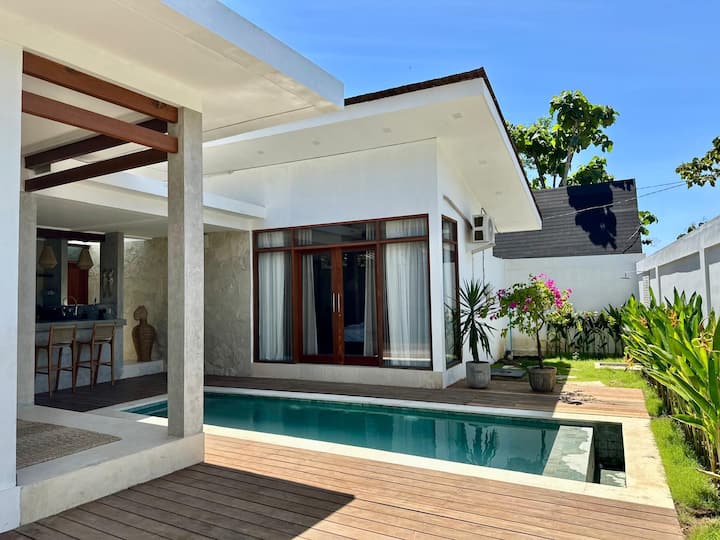 Luxury Pool Villa Near Padang Padang Beach - Australia