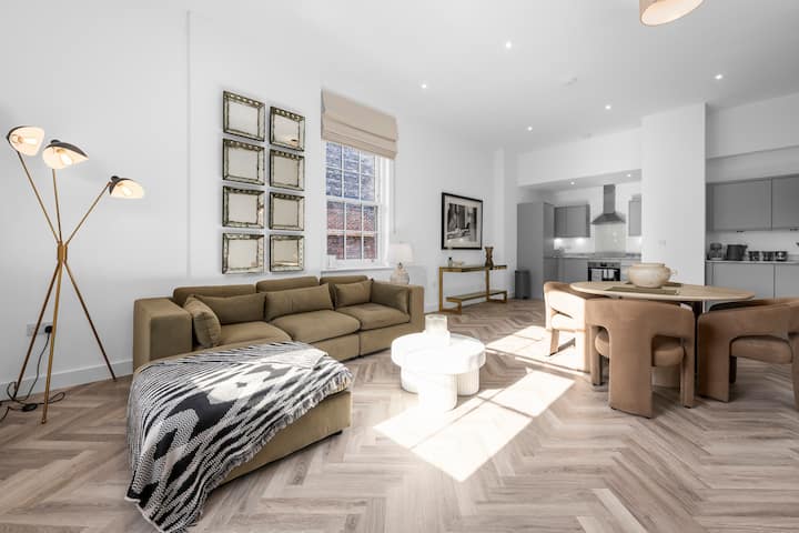 2 Bed Altrincham Flat | Free Parking - Altrincham