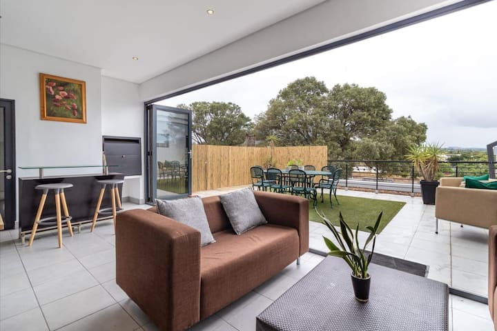Central Mountain View Penthouse - Stellenbosch