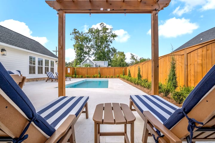 Romantic Downtown Retreat W/ Pool & Lounge - Thomasville, GA