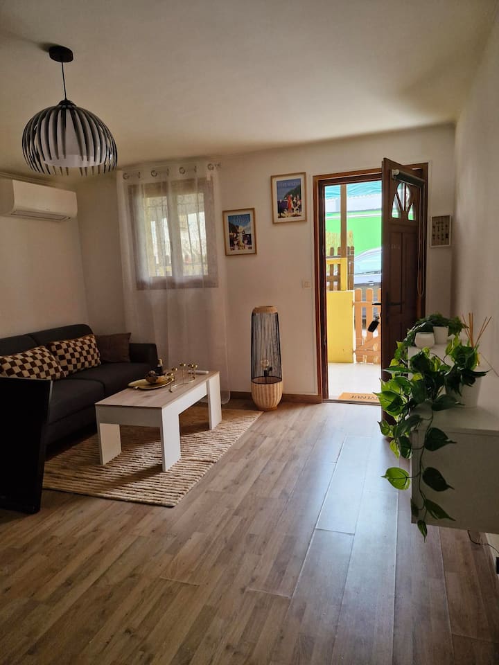 Maison Individuelle Dans Une Petite Copropriété. - Menton