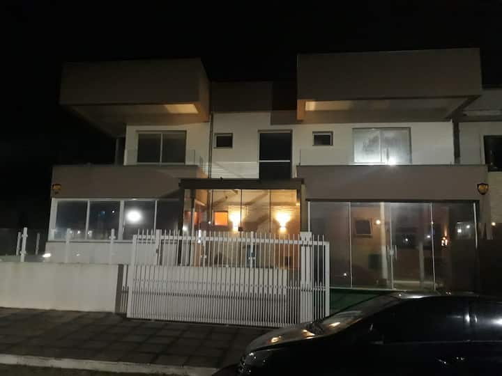 Sobrado / Casa Geminada Em Bairro Nobre De Torres. - Torres