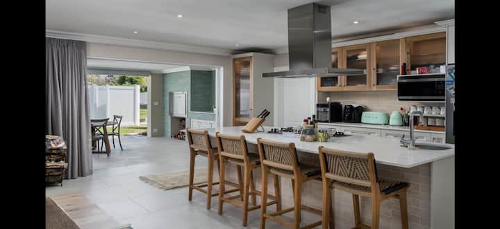 Sue's Suite, 135m2 Newly Renovated Home - Somerset West