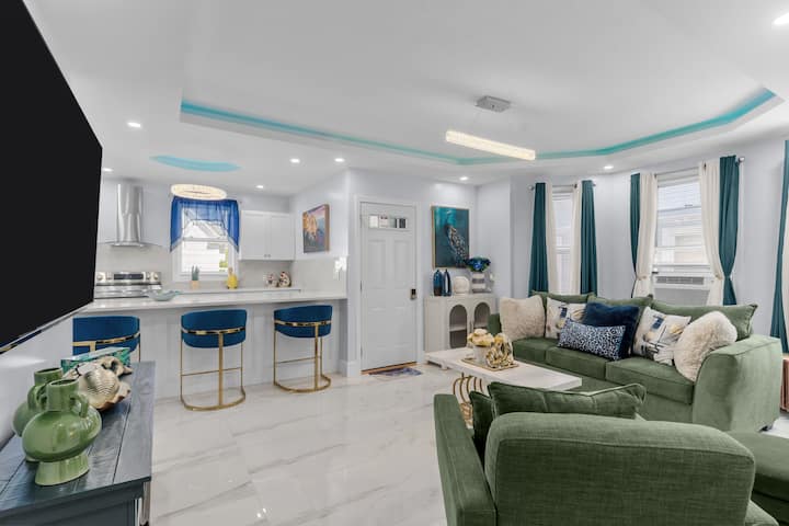 Sky Modern Apartment In The City - Cranston, RI