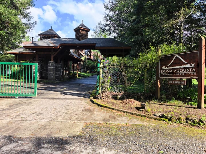 Casa De Lujo En Pucón Con Piscina Y Tenis - Pucón