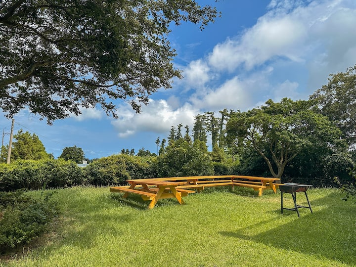 <날씨좋은날바다가 잘보이는대저택> 방9개 30인용 초대형실내외식탁 넓은잔디마당 바베큐파티 - Jeju