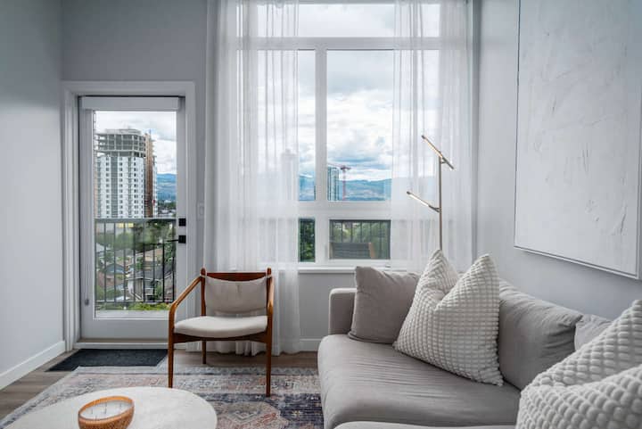 Modern Downtown Kelowna Condo W/ Balcony - Kelowna