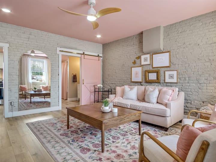 Pink Boutique Cottage In Downtown Waterloo - Illinois