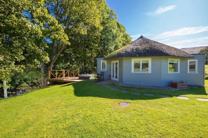 Fern. Delightful Thatched Cottage With Hot Tub - Kenmore