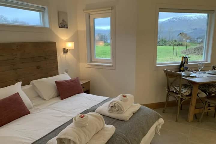 Fern. Delightful Thatched Cottage With Hot Tub - Loch Tay