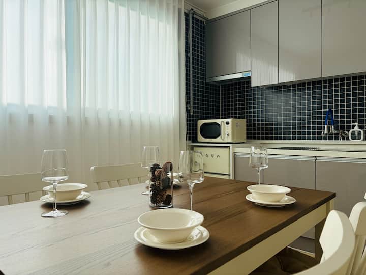 201, 그 이상 #출장 #행궁동중심 #매일세탁 #감성스테이 - Suwon-si