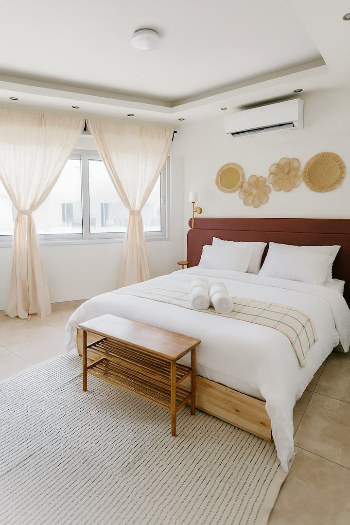 Beachfront Apartment With Pool & Parking - Lárnaca