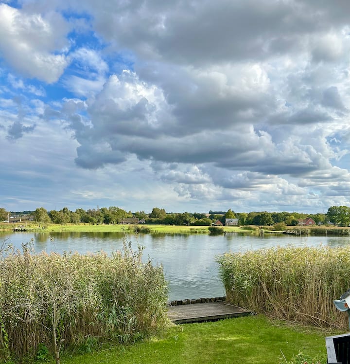 Hus Direkte Ved Vandet, Tæt På Golfbaner Og By - Denmark