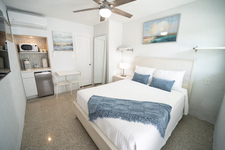 Your Beachside Queen Suite Retreat! - Siesta Key, FL