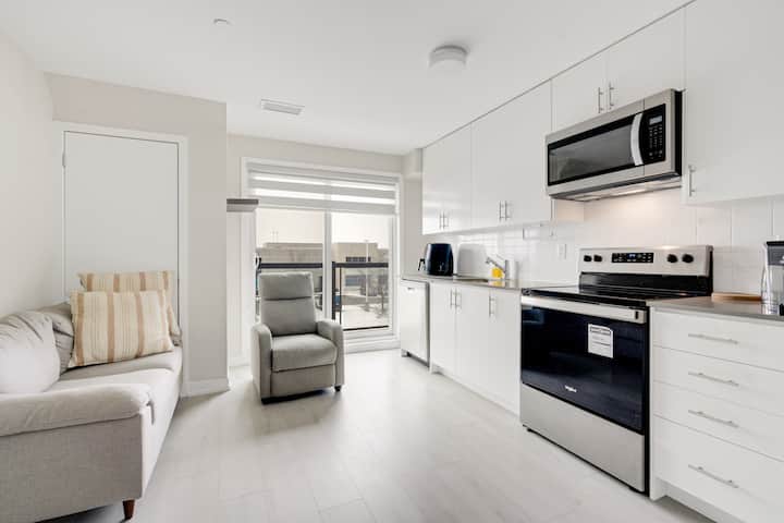 Clean Modern One Br Condo | Full Kitchen, Laundry - Oakville
