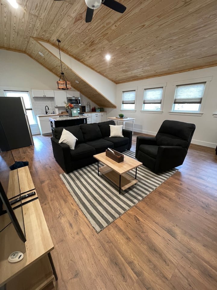 Charming Studio Above Garage Apt Hendersonville! - Hendersonville, NC