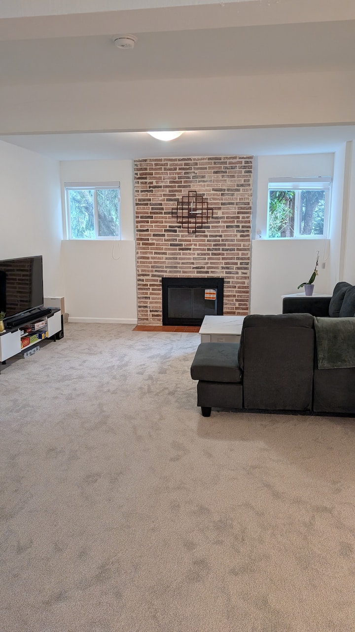 Cozy Two Bedroom House In A Quiet Neighborhood - Bellevue, WA