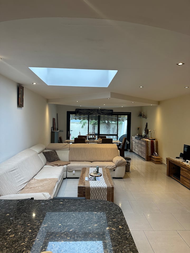 Private Room 1 Spacieuse -Terrasse & Jacuzzi - Mons