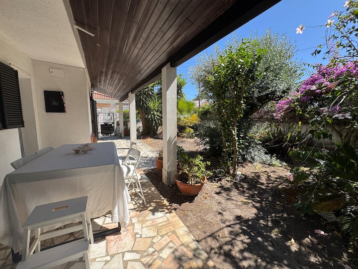 2 Bedroom Villa W/ Garden - 5 Min From The Beach - Almada