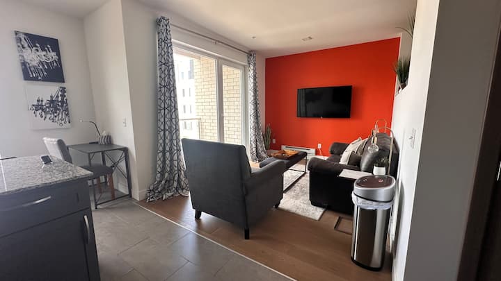 Cozy Studio Unit With Colorful Accents - 麥迪遜