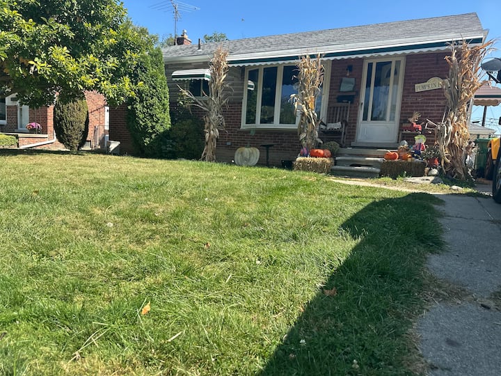 Cozy Ranch Retreat Near Airport+ Free Ride Service - Westland, MI