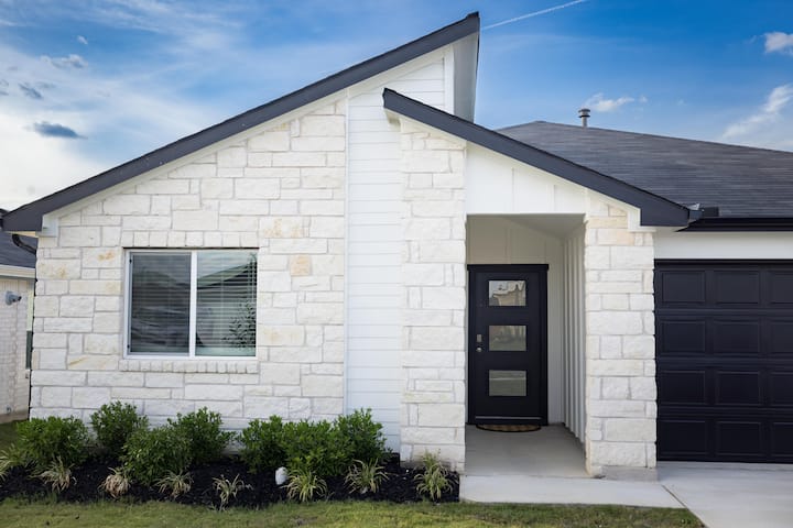 Bright & Spacious 4 Br Home • Austin & San Marcos - Buda, TX