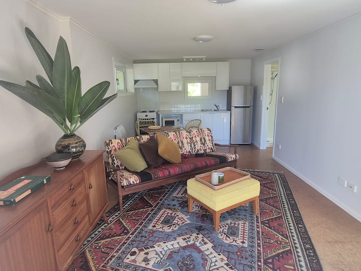 Spacious Sunny Garden. 
One Bedroom Apartment. - Auckland