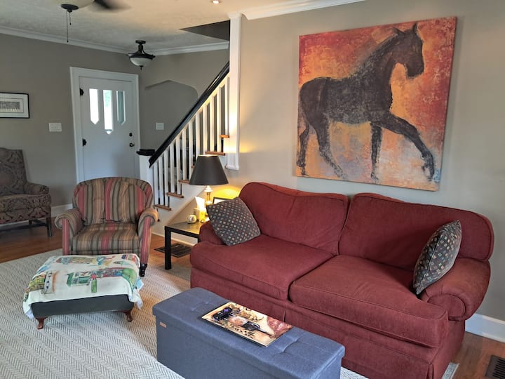 Cozy Campus 3 Bedroom House - Bloomington, IN