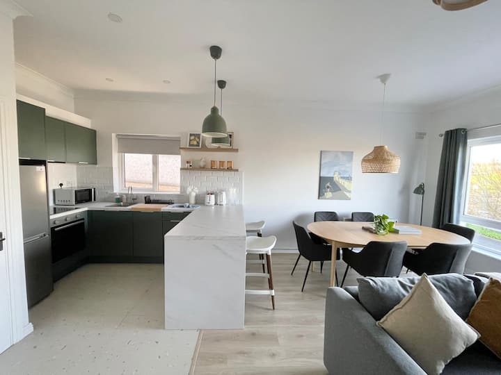 Stylish City Retreat - Super King Bed - Galway