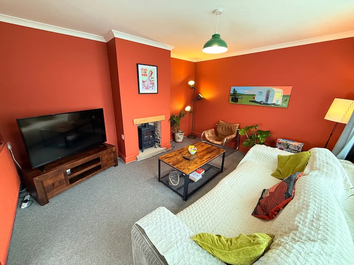 Kingswood's Colourful & Artistic House - Bristol