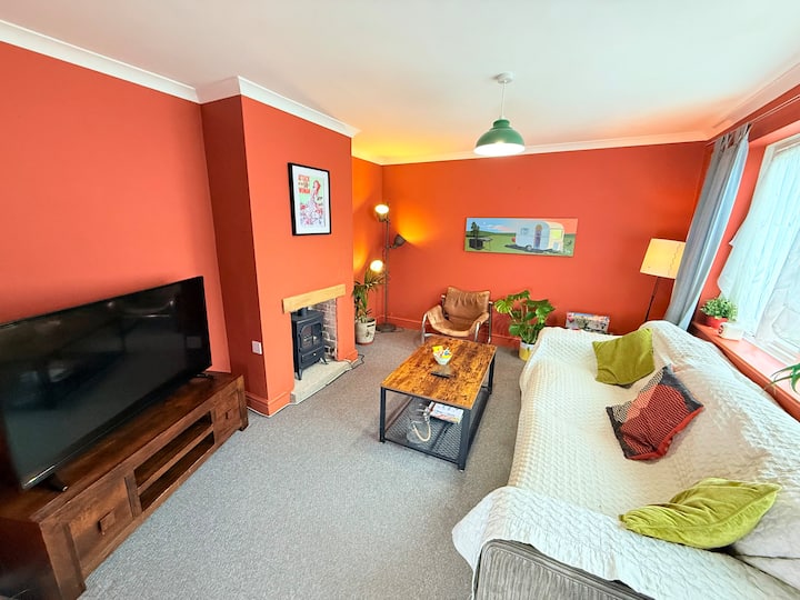Colourful Contemporary House With Parking & Garden - Cotswolds