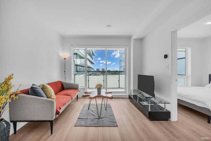 Brand New 1b1b Condo/city Center - 列治文