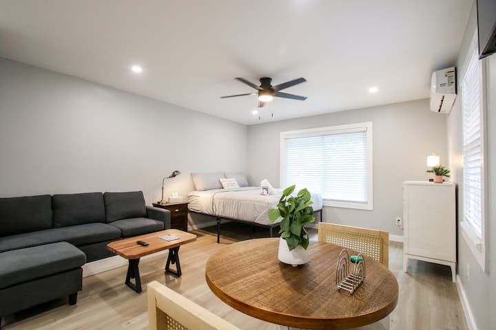 Nifty Nook | Simple Duplex Stay - Savannah, GA