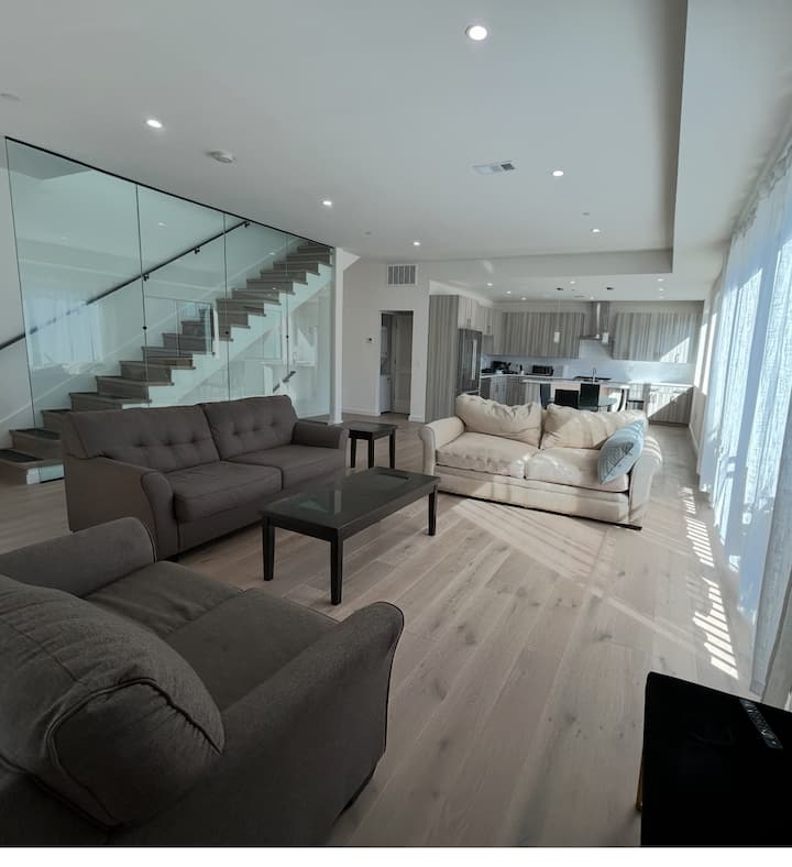 Sleek Townhouse Sleeps 9, 3 Ba, Private Garage - Redwood City, CA