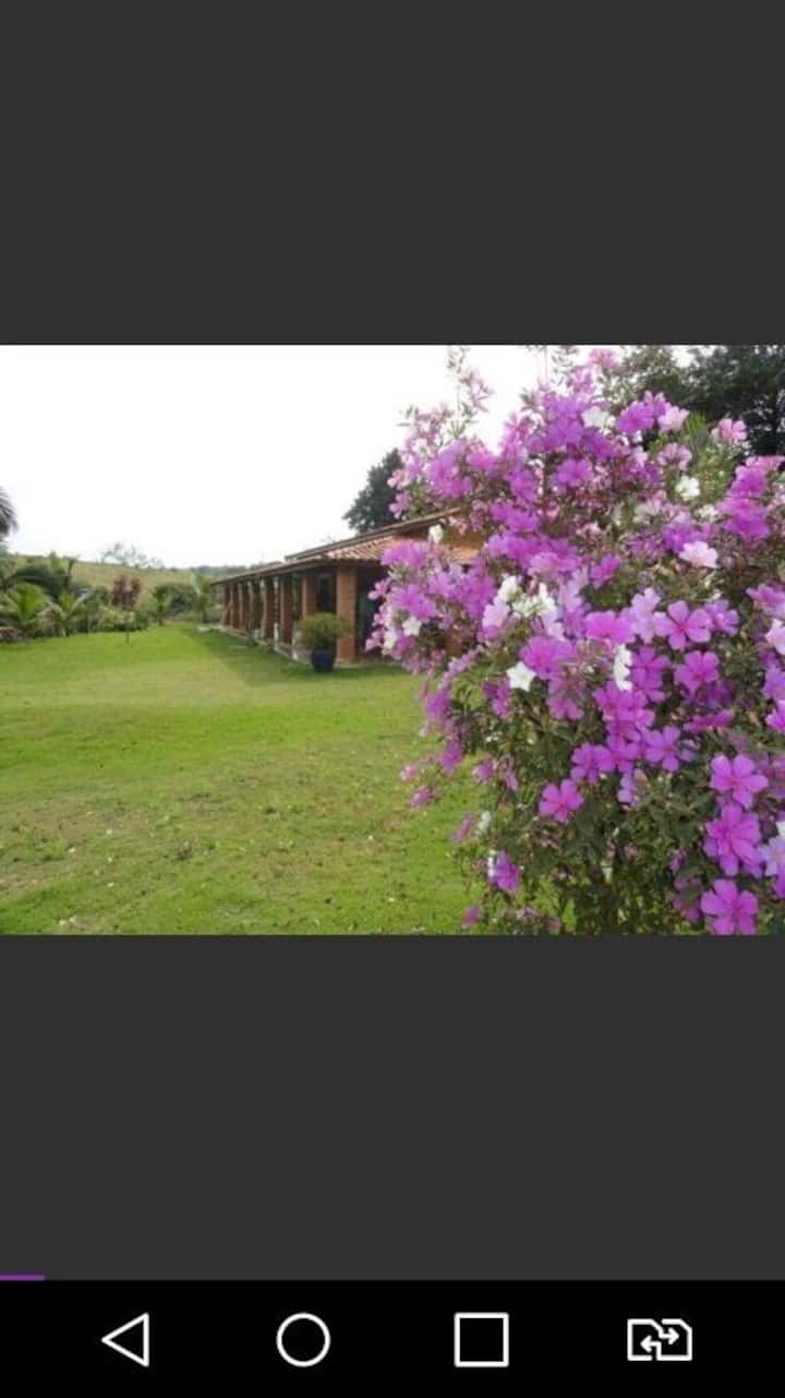 Casa Rústica Com Piscina Para Família - Socorro