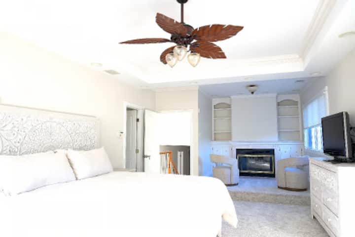 Spacious Private Room At Harmony Suites - Lynwood, IL