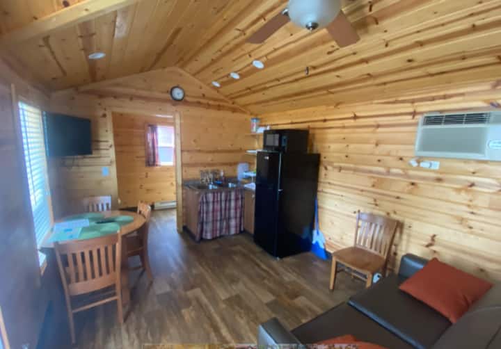 Muncie Cabin 2 - Pendleton, IN