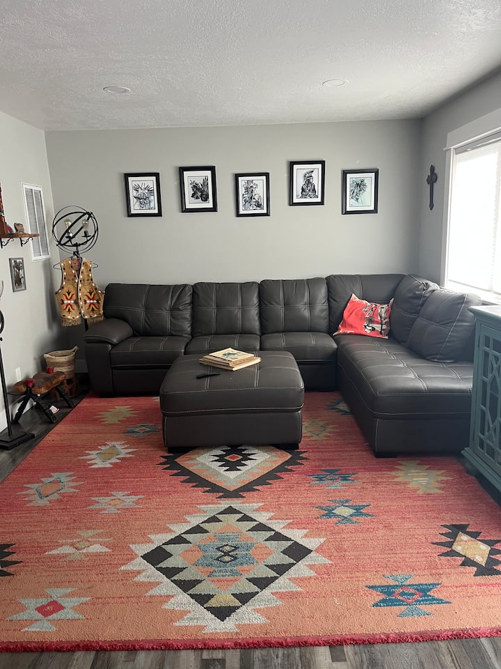 Riverfront Stylish Condo W Views & Modern Comforts - Pendleton, OR