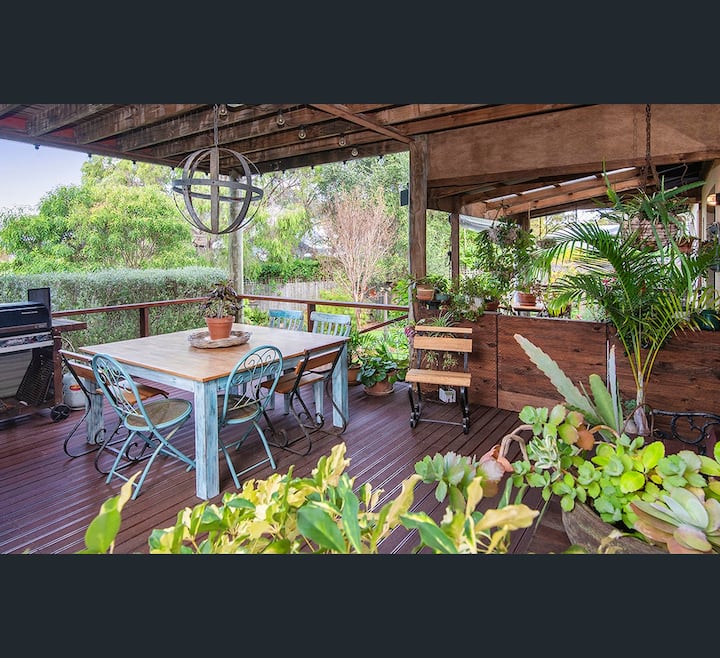 Riverside Holiday Home With Tranquil Garden Living - Augusta