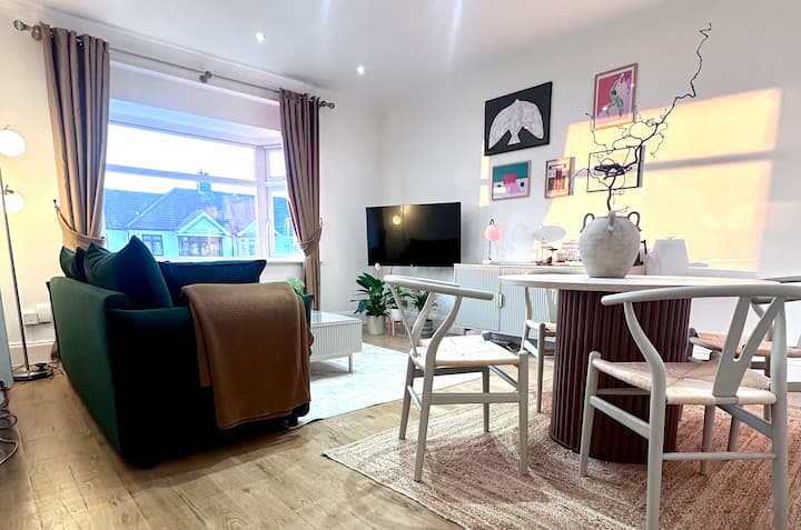 Station House | Opposite Tube | Easy London Access - Romford