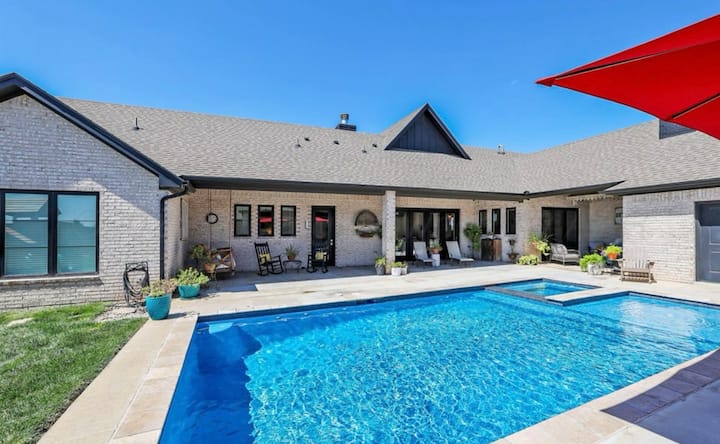 Resort Home In Amarillo 4/3.5 W/ Pool And Hot Tub - Amarillo, TX