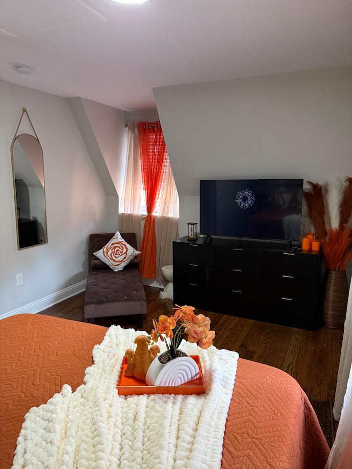 Spacious & Stylish 1br | Queen Bed + Free Parking - Montclair, NJ